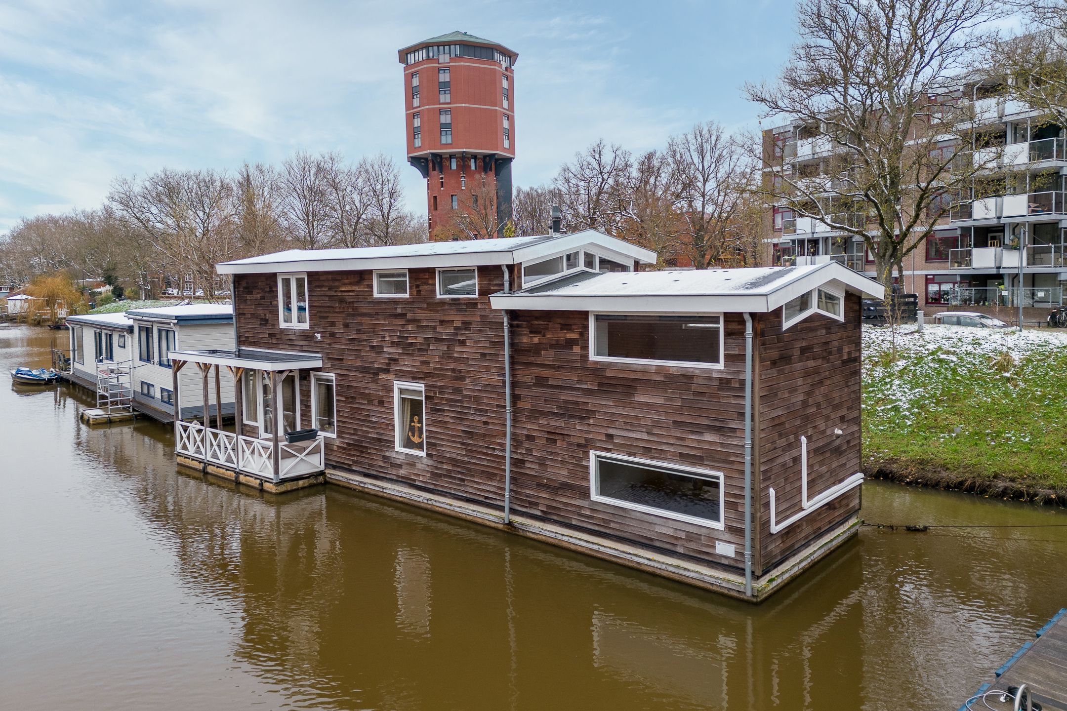 Fundaparel: deze Zwolse woonboot heeft 2 verdiepingen én een ligbad ...