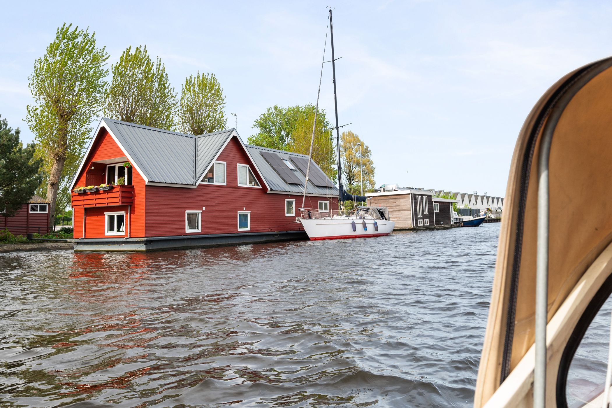 Zweden? Nee, Rotterdam! Deze rode woonark drijft in het Schiekanaal