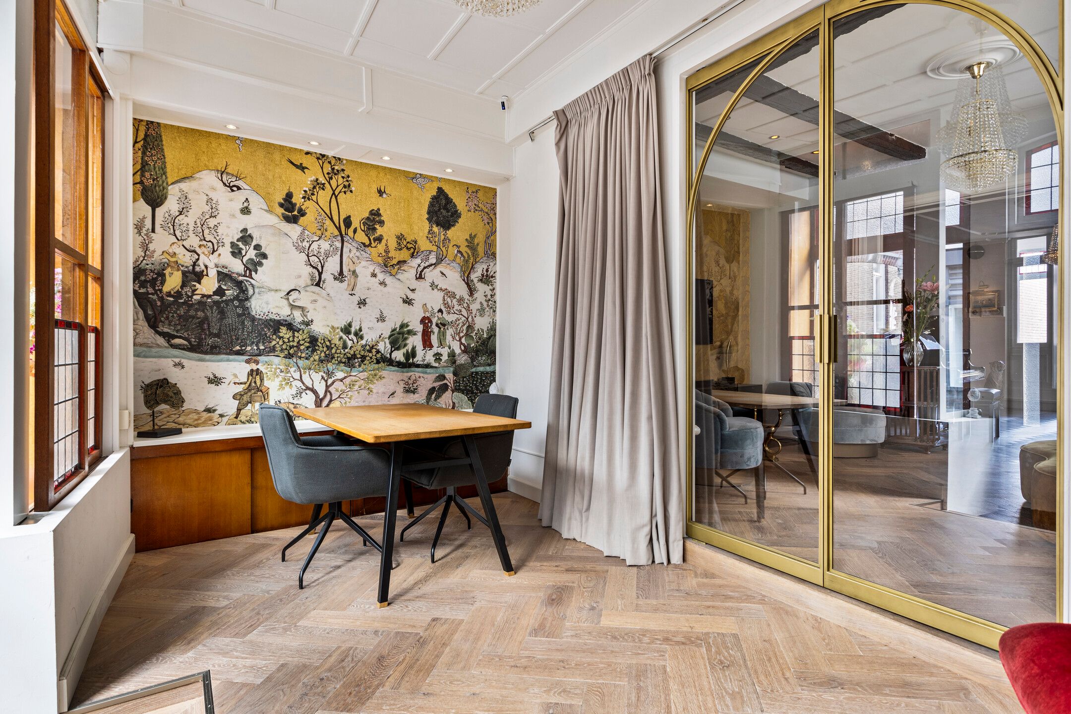 Kroonluchters en marmeren schouwen: deze Bergse Fundaparel is een ...