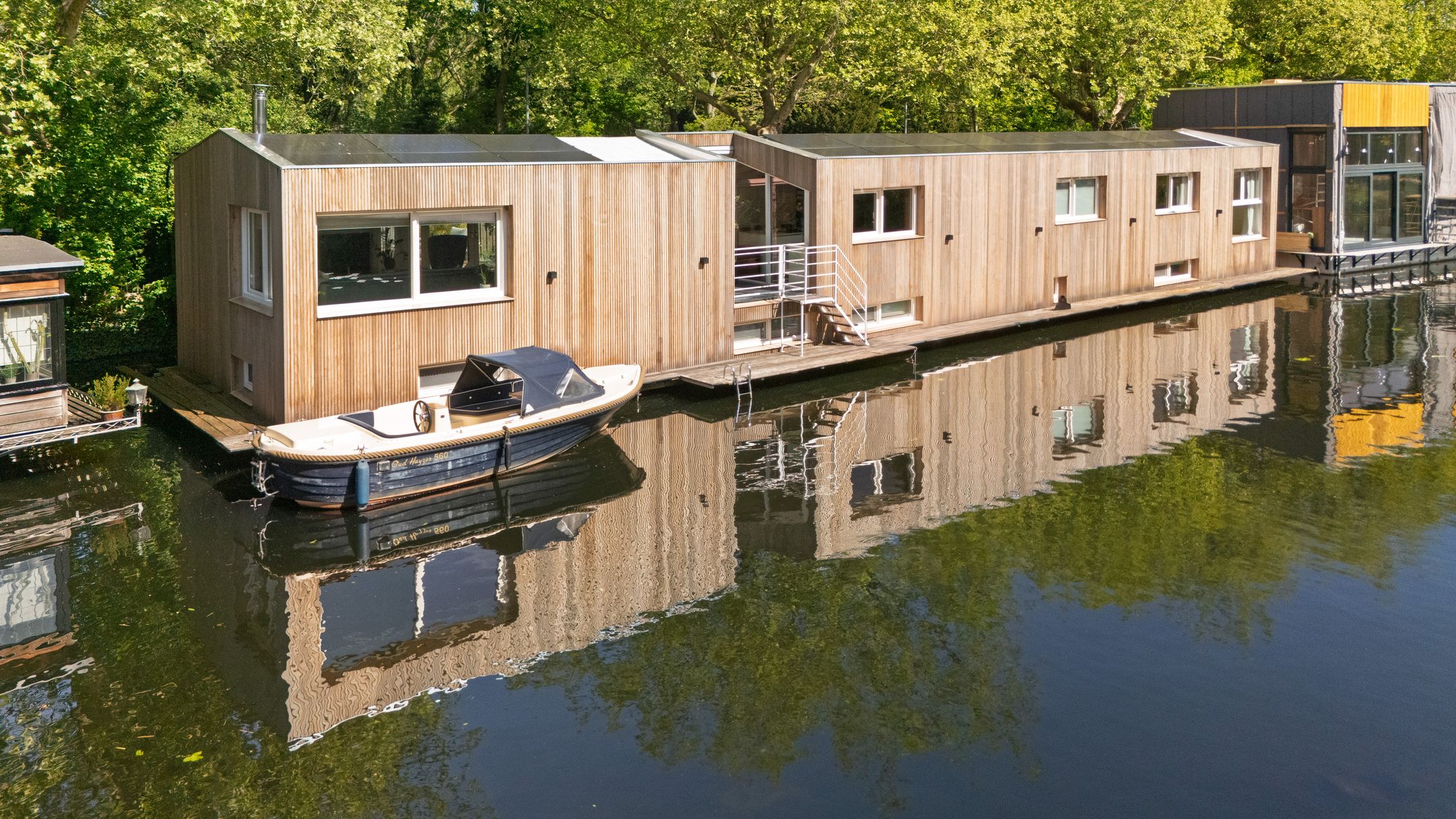 Een (natte) droom: deze woonboot in Crooswijk is een drijvende villa