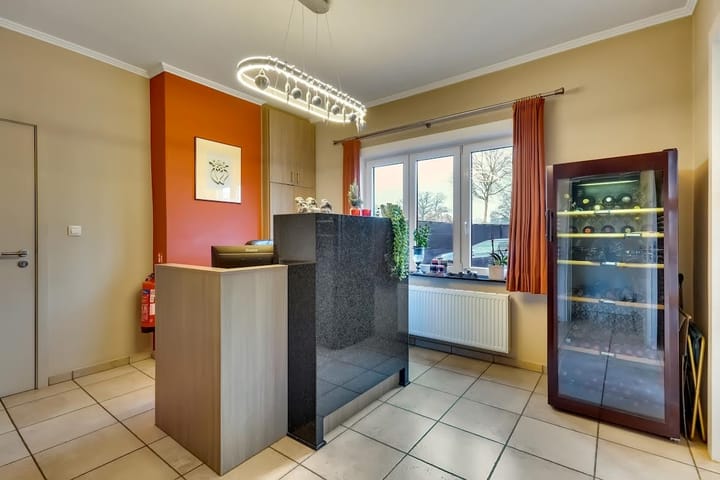 Spacious, Perfectly Maintained Villa with Five Bedrooms and ...